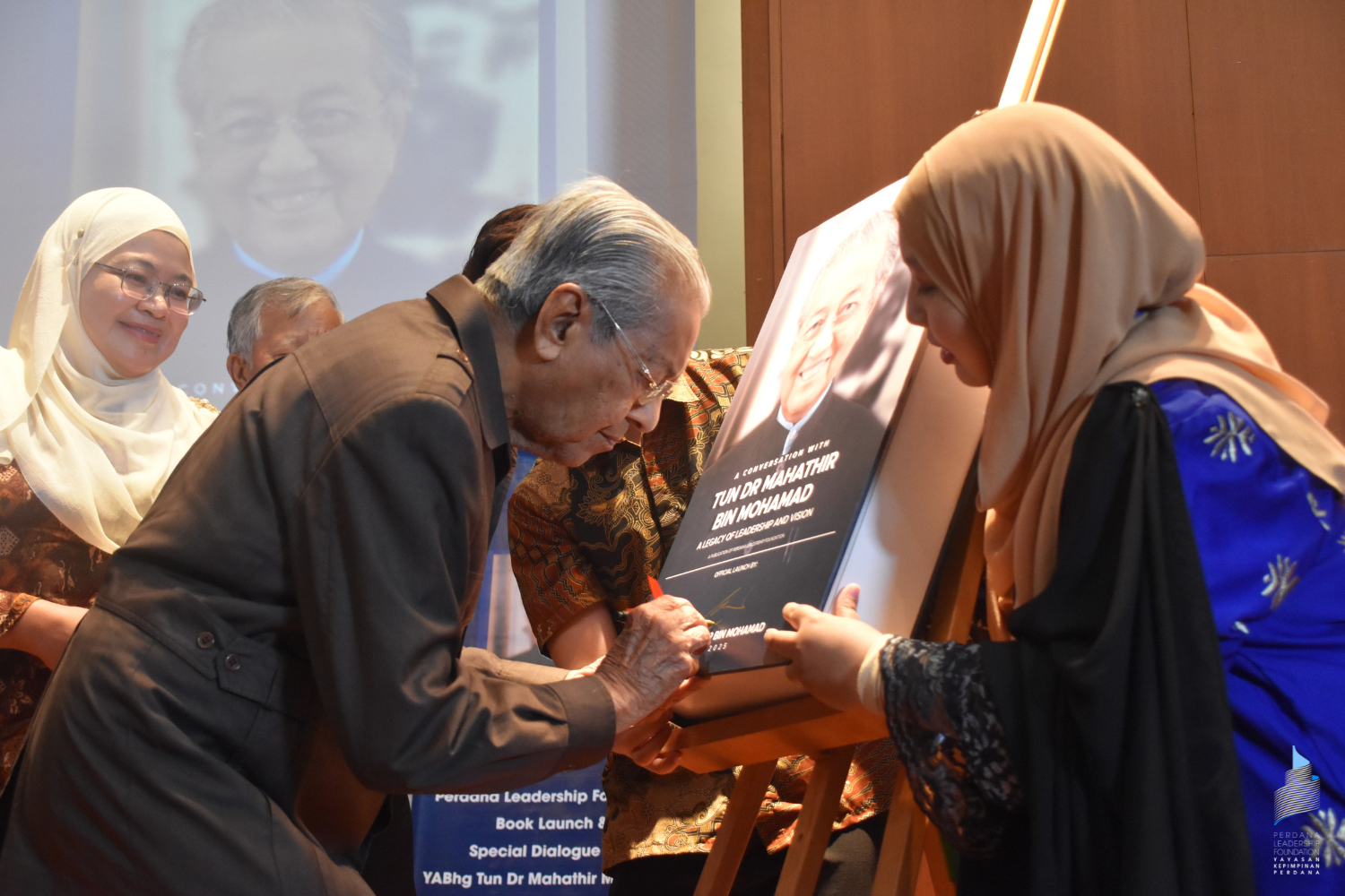 Tun Dr Mahathir bin Mohamad Shares Thoughts on Economic Development ...